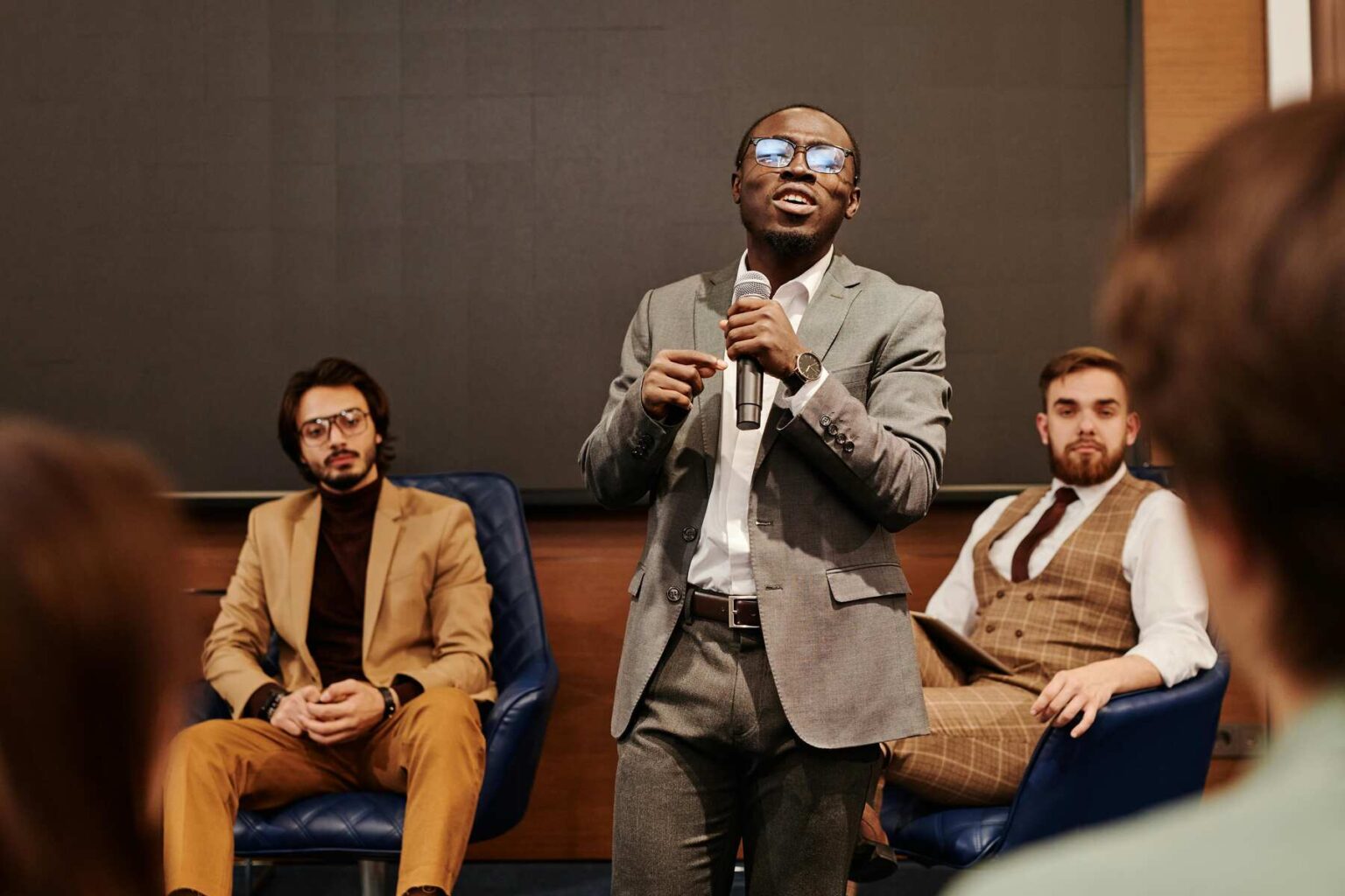 The Role of Body Language in Public Speaking - Voiceplace