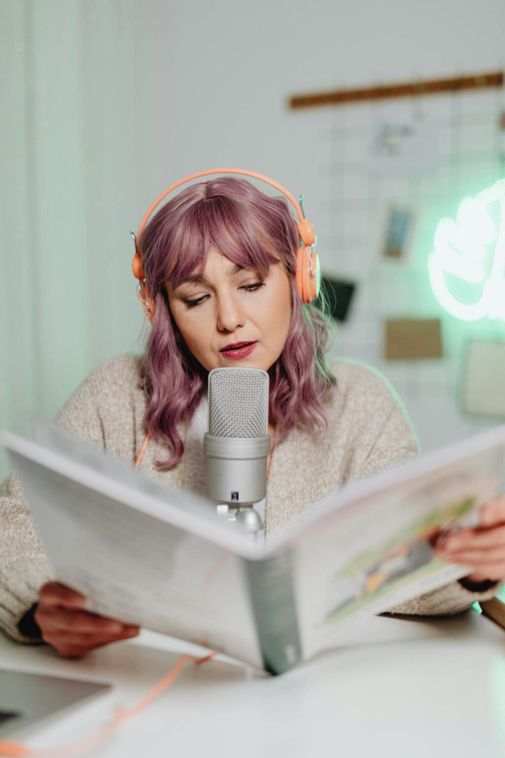 How to Improve Your Tone of Voice: Pro Tips - Voiceplace How to Improve Your Tone of Voice: Pro Tips - Voiceplace